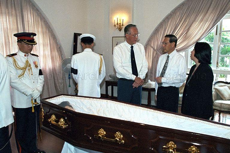 PRESIDENT ONG TENG CHEONG (2ND RIGHT) ACCOMPANYING PRIME