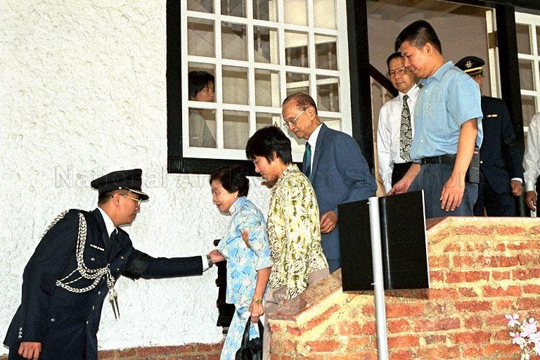 FORMER PRESIDENT WEE KIM WEE (4TH LEFT) AND WIFE MRS WEE