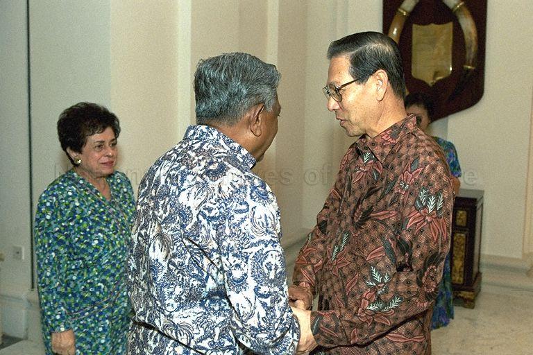 PRESIDENT ONG TENG CHEONG (RIGHT) WELCOMING PRESIDENT-ELECT