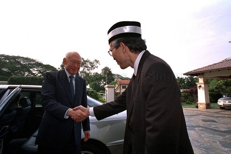 Senior Minister Lee Kuan Yew arrives at home of Malaysian