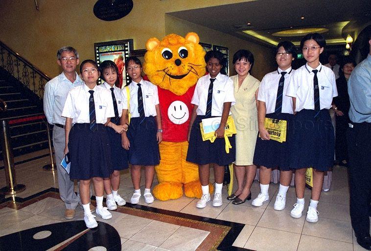 Students and teachers posing for photograph with Singa the