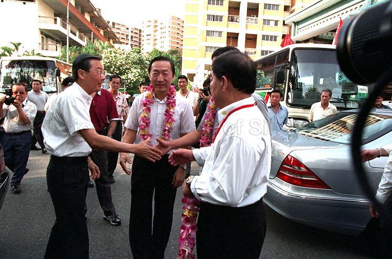 Minister for Manpower Dr Lee Boon Yang being welcomed by