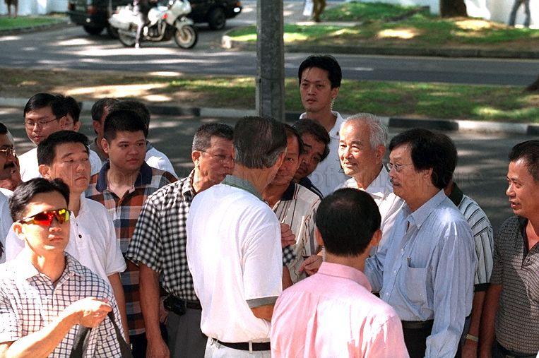 Prime Minister Goh Chok Tong (centre, back to camera)