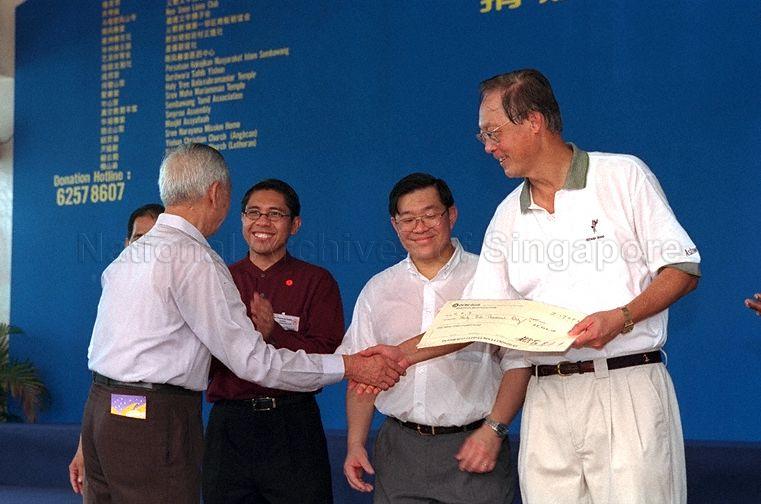Prime Minister Goh Chok Tong giving away food ration and