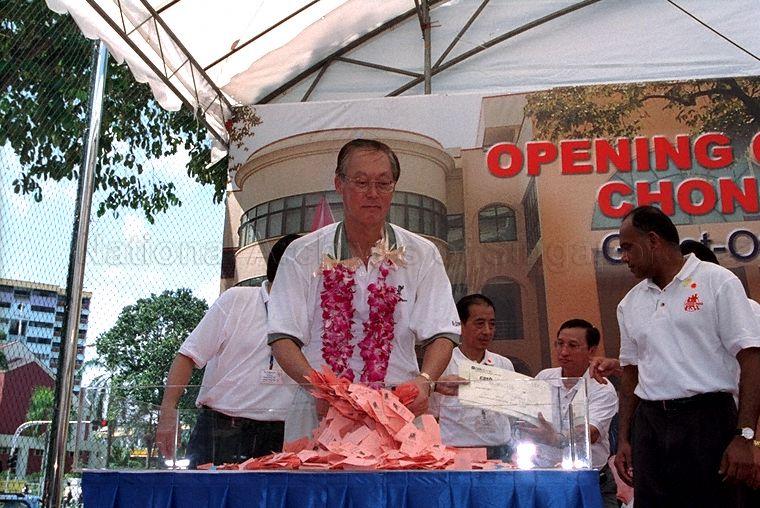 Prime Minister Goh Chok Tong picking the lucky draw winners