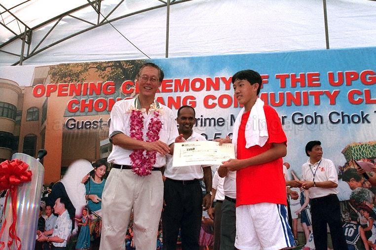 Prime Minister Goh Chok Tong presenting lucky draw prize to