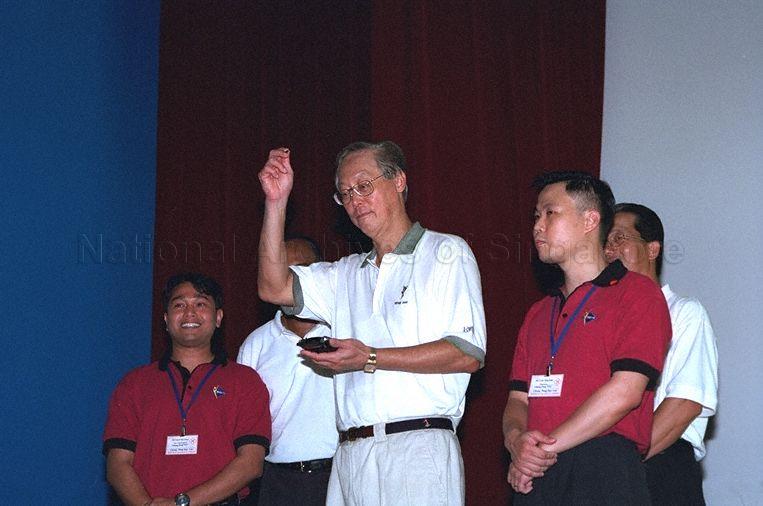 Prime Minister Goh Chok Tong trying out eClub@Chong Pang at