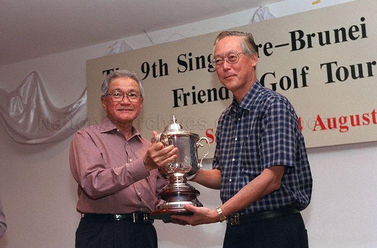 Guest-of-Honour Prime Minister Goh Chok Tong presenting