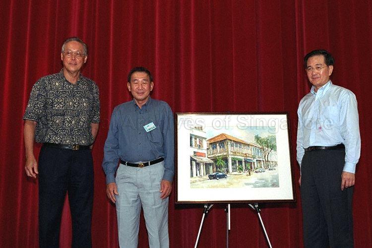 Prime Minister Goh Chok Tong (left) taking photo with Member