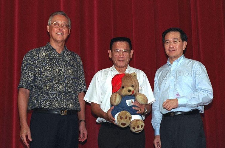 Prime Minister Goh Chok Tong (left) taking photo with Member