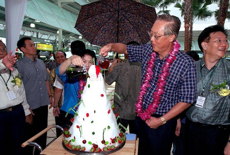 Prime Minister Goh Chok Tong (front, garlanded) and Deputy