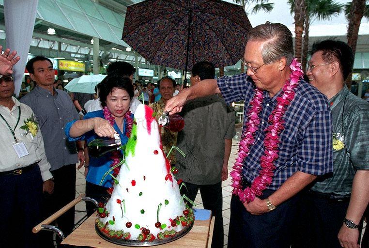 Prime Minister Goh Chok Tong (front, garlanded) and Deputy