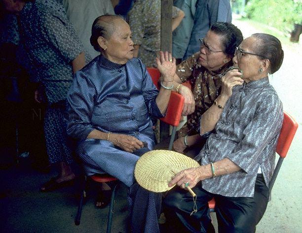 SAM FOO DRESSED WOMEN ONE WITH FAN ANOTHER WITH A JADE