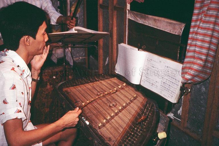 Musical instrument used in Chinese opera known as the "yang