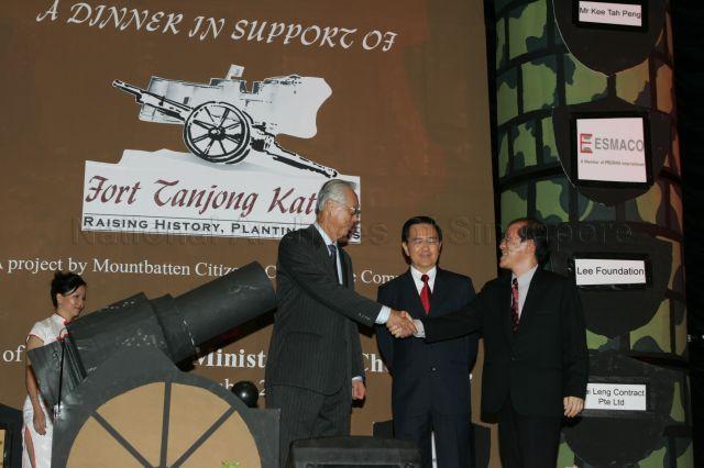 Senior Minister Goh Chok Tong exchanging handshakes with