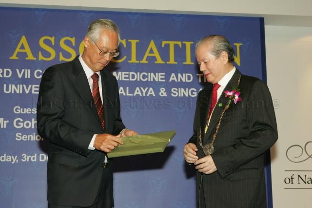 Senior Minister Goh Chok Tong receiving certificate of