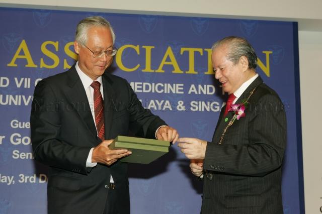 Senior Minister Goh Chok Tong receiving certificate of