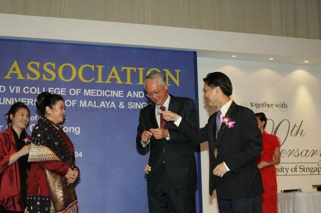 Senior Minister Goh Chok Tong presenting gift to Mrs Della