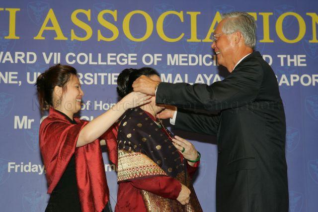 Senior Minister Goh Chok Tong presenting gift to Mrs Della