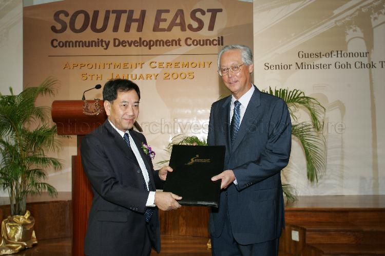 Senior Minister Goh Chok Tong presenting instrument of