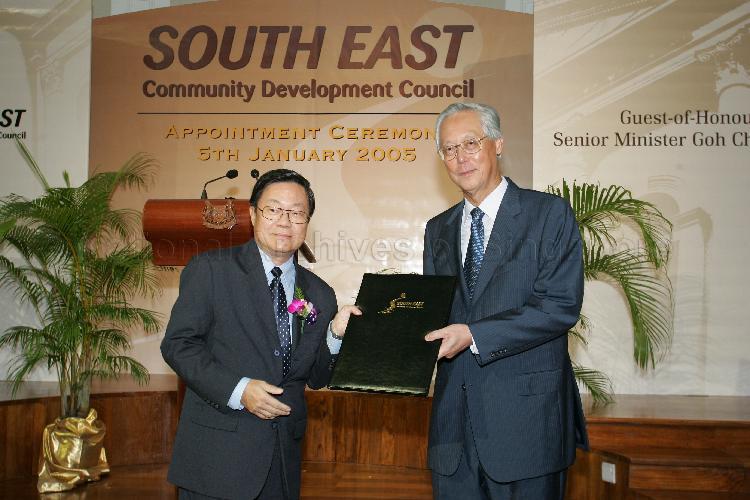 Senior Minister Goh Chok Tong presenting instrument of