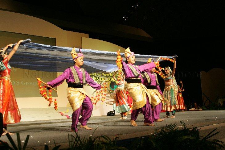 Malay dance performance during the Indian community tribute