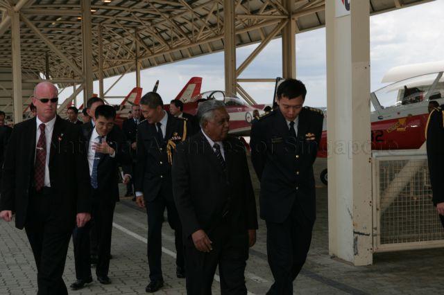 President S R Nathan talking with Colonel Kevin Teoh,