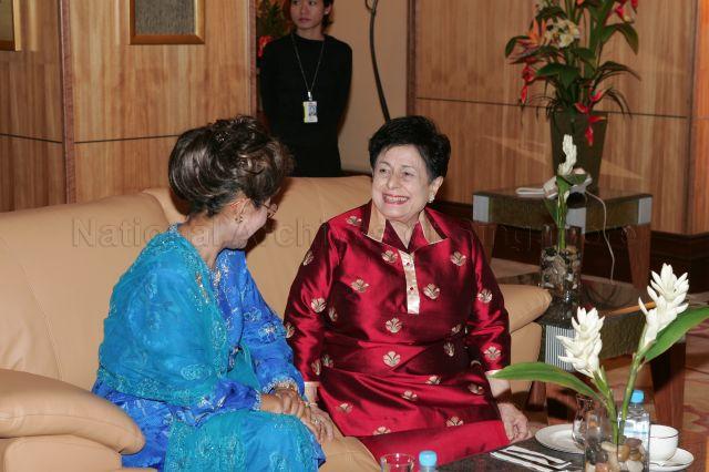 Mrs S R Nathan having talks with wife of Minister of Culture