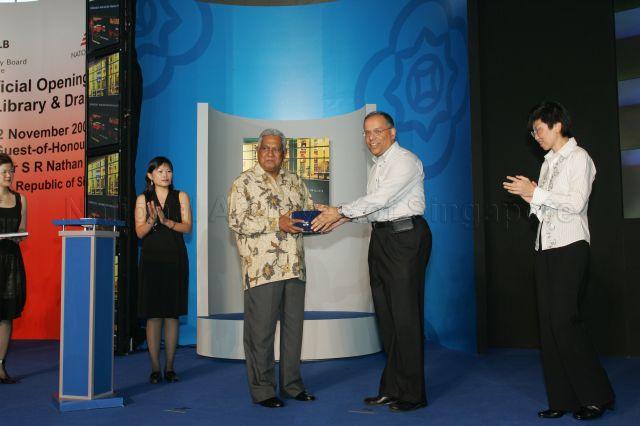 President S R Nathan receiving souvenir from Senior Minister