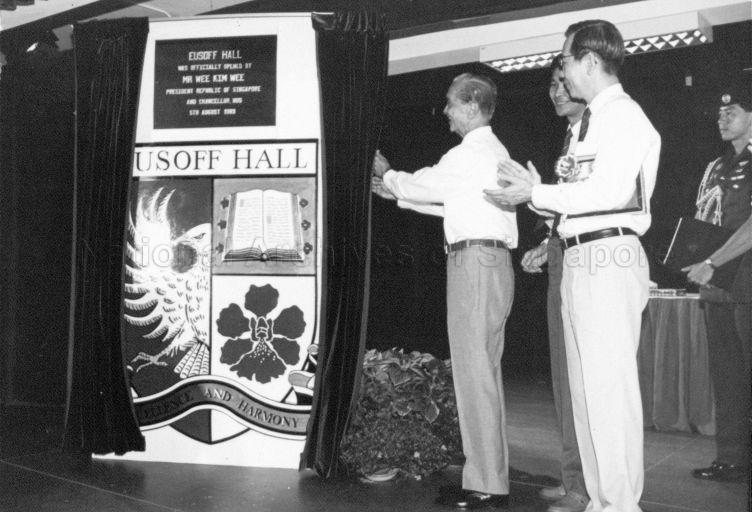 President Wee Kim Wee unveiling the plaque during the