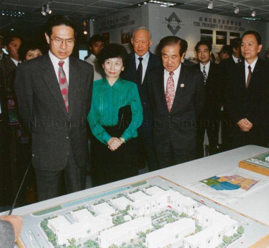 PRESIDENT ONG TENG CHEONG (LEFT) AND MRS ONG WITH (FROM 3RD
