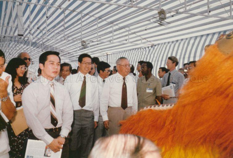 PORT OF SINGAPORE AUTHORITY CHAIRMAN LIM KIM SAN (3RD LEFT)
