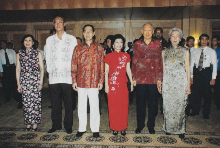GROUP PHOTOGRAPH OF PRESIDENT AND MRS ONG TENG CHEONG WITH