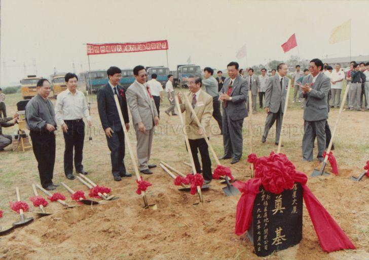 TANG GUAN SENG (2ND LEFT) AND MINISTER WITHOUT PORTFOLIO LIM
