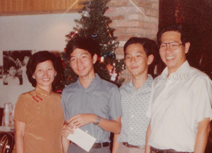 ONG TZE GUAN'S CONVOCATION, 01/01/1980. GROUP PHOTO DURING
