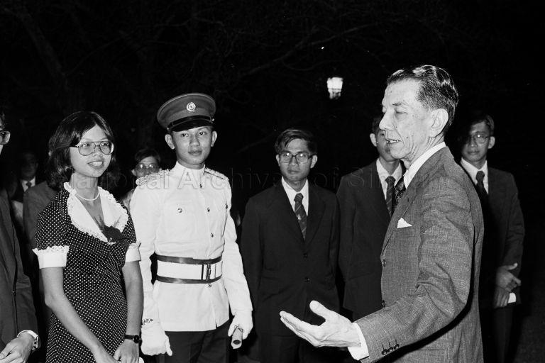 PRESIDENT BENJAMIN SHEARES TALKING WITH PRESIDENT SCHOLARS