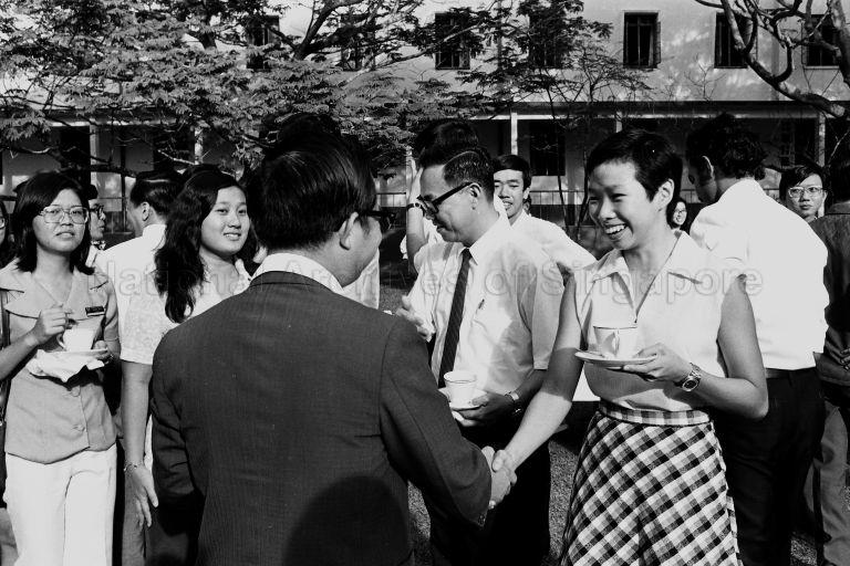 VICE-CHANCELLOR DR TOH CHIN CHYE (BACK TO CAMERA) SHAKING