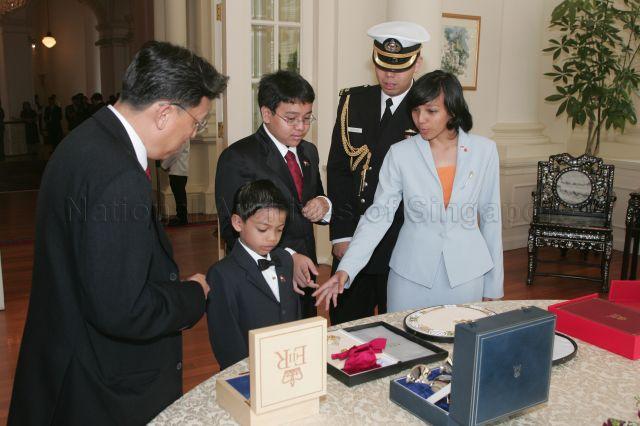 Grandchildren of President S R Nathan viewing items
