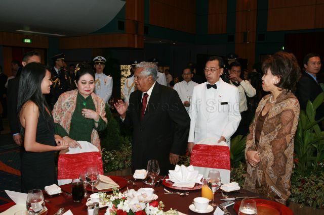President S R Nathan speaking to Mrs Della Lee, wife of