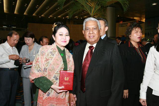President S R Nathan posing for photographs with Mrs Della