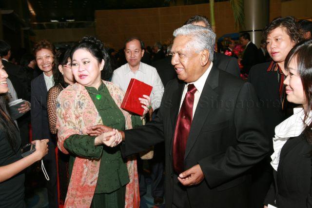 President S R Nathan shaking hands with Mrs Della Lee, wife