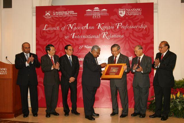 President of Ngee Ann Kongsi Teo Chiang Long presenting a