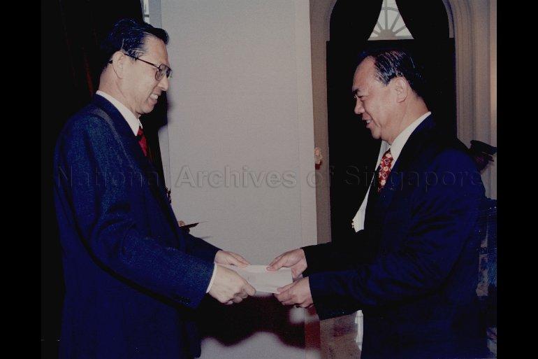 TEO CHONG TEE CHONG TEE RECEIVING THE WARRANT FROM PRESIDENT