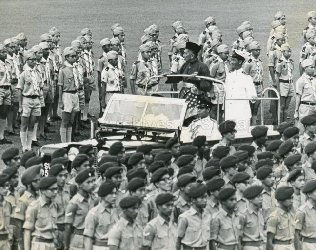 Yang Di-Pertuan Negara Yusof Ishak inspecting parade