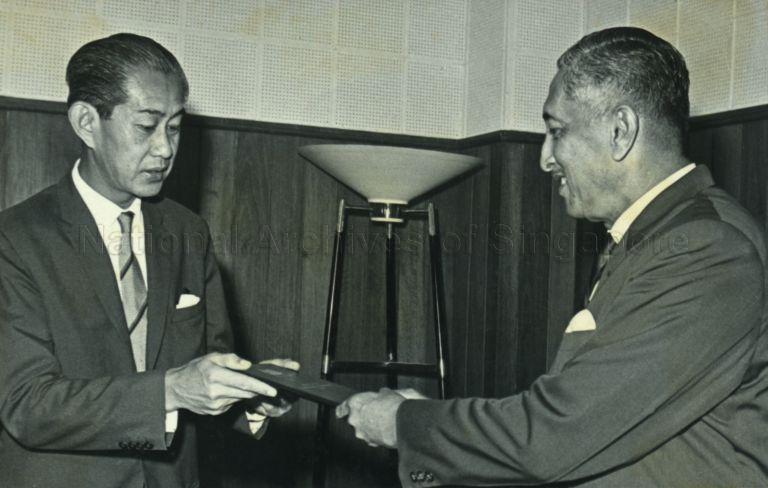 Chief Justice Wee Chong Jin presenting Report of the