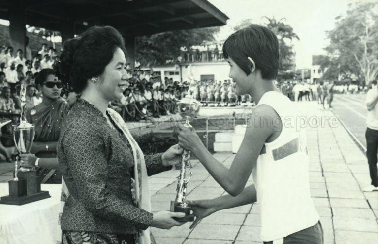 Chee Swee Lee of Siglap Secondary School receiving her