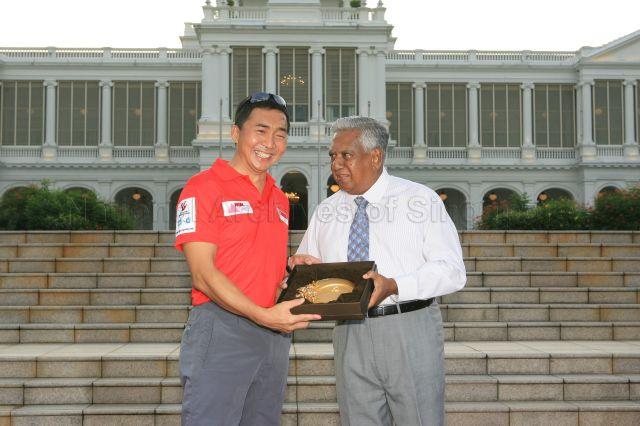 President S R Nathan presenting token of congratulations to