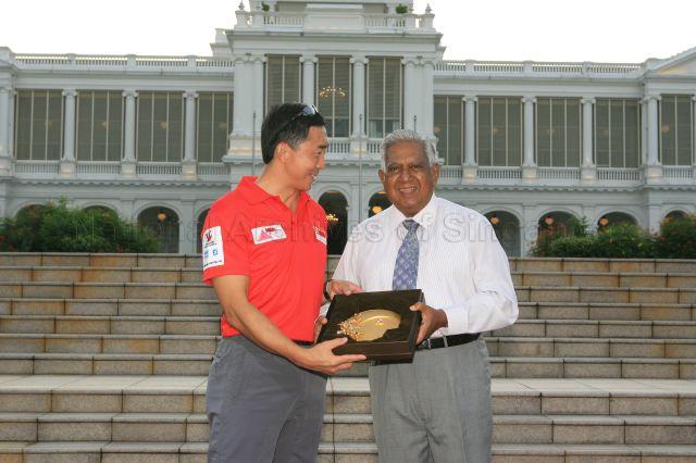 President S R Nathan presenting token of congratulations to