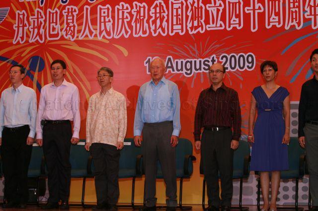 Minister Mentor Lee Kuan Yew with grassroots leader Ho Nai