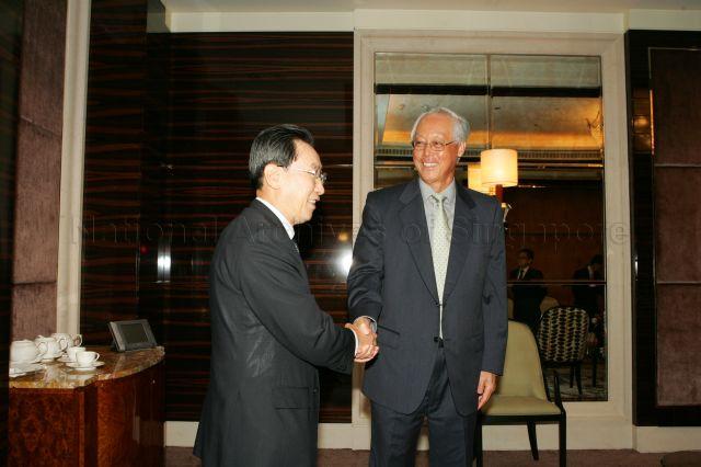 Senior Minister Goh Chok Tong greeting Chinese Vice Foreign